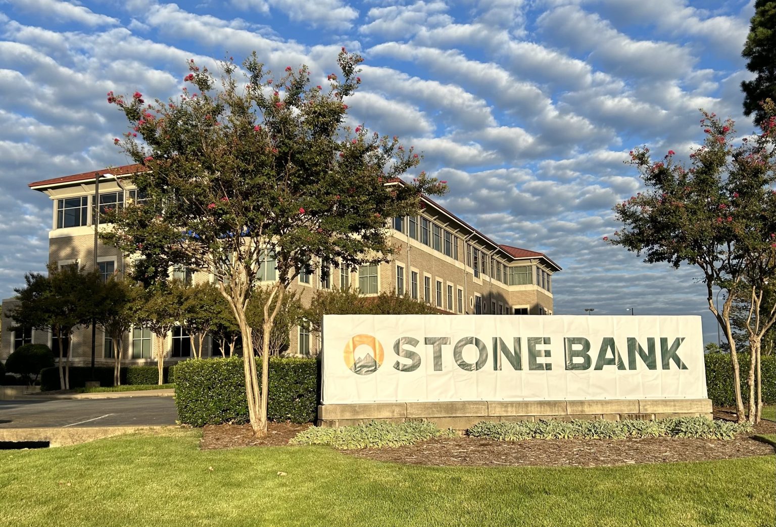 Stone Bank opens Chenal Parkway facility in Little Rock - Talk Business ...
